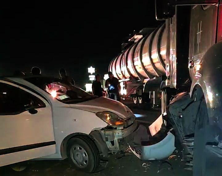 Auto compacto impacta tanque de tráiler; dos jóvenes resultan ilesos ...
